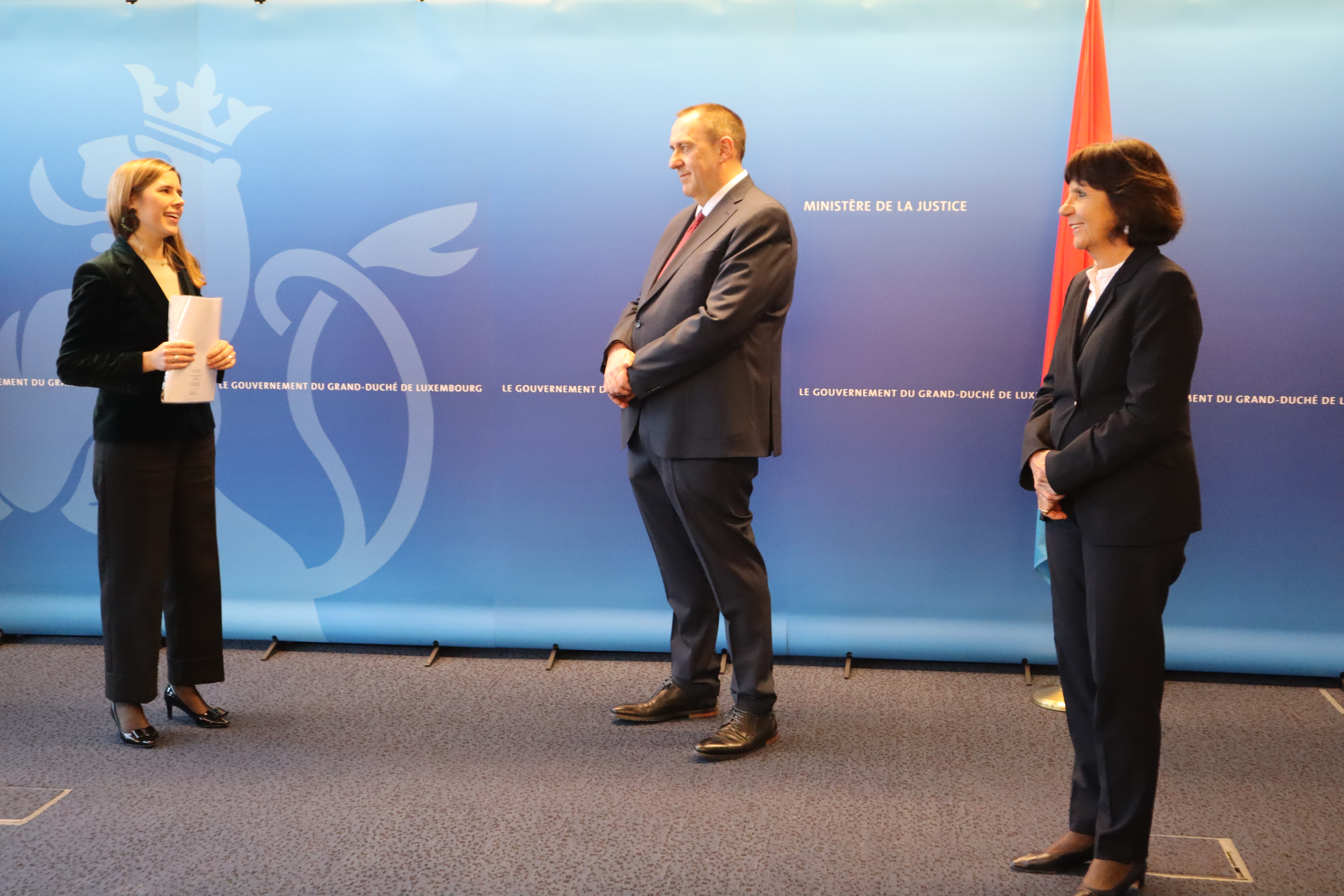 Assermentation du nouveau Procureur général d'État John Petry ...