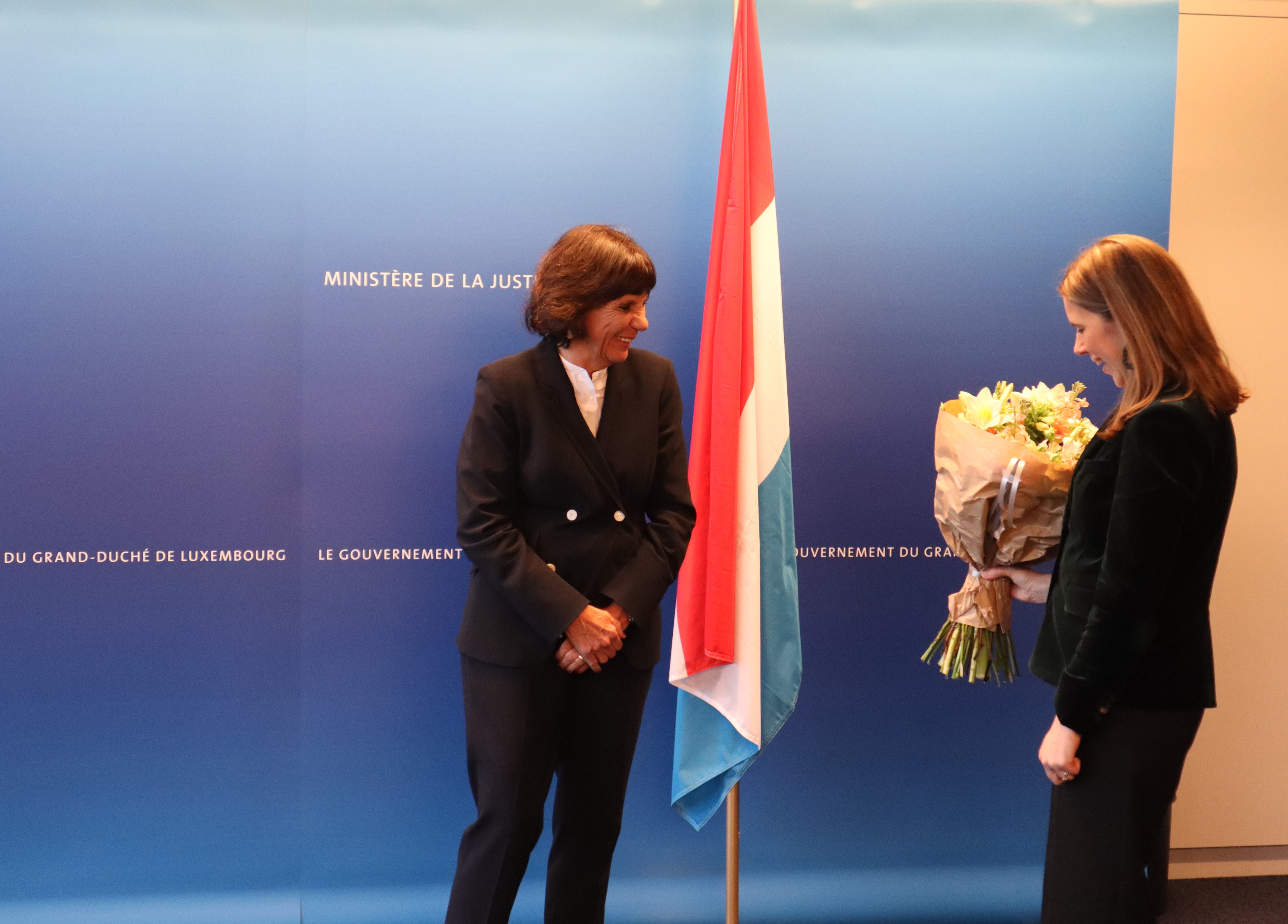 Assermentation du nouveau Procureur général d'État John Petry ...