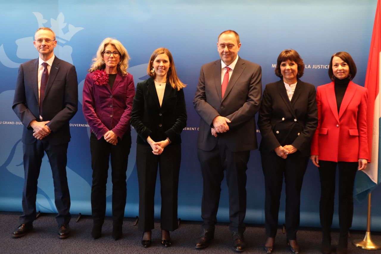 Assermentation du nouveau Procureur général d'État John Petry ...